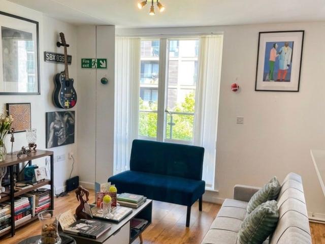 Bright and Sunny 1 bed Flat with balcony