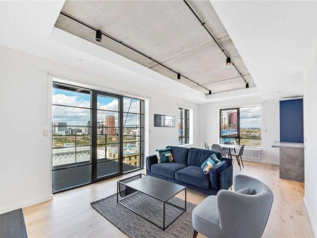 Bright and spacious one bedroom apartment with near 600 sq ft of space and views of the River Thames