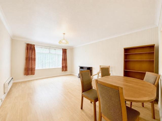 Bright and Spacious One Bedroom Ground Floor Flat – Worcester Park KT4