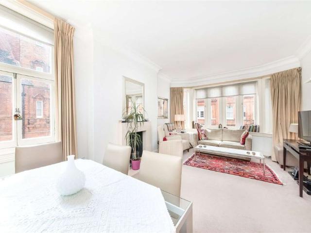 Bright and spacious apartment situated on the second floor of a handsome period building in the heart of Chelsea