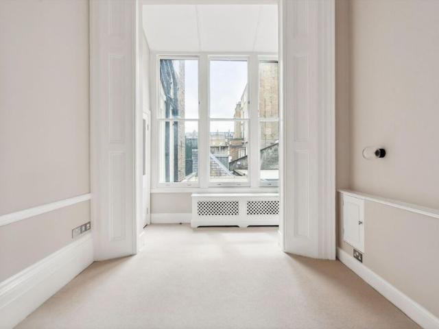 Bright and spacious first floor apartment in South Kensington, SW7