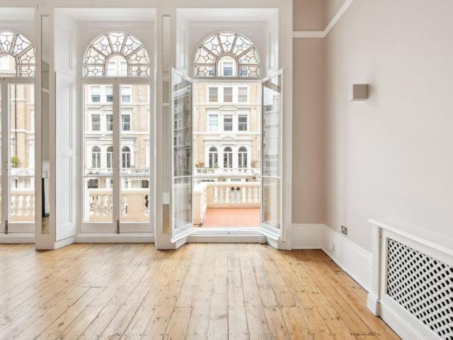 Bright and spacious first floor apartment in South Kensington, SW7