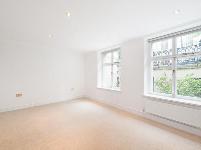 Bright and spacious lateral home with contemporary interiors in the heart of Marylebone