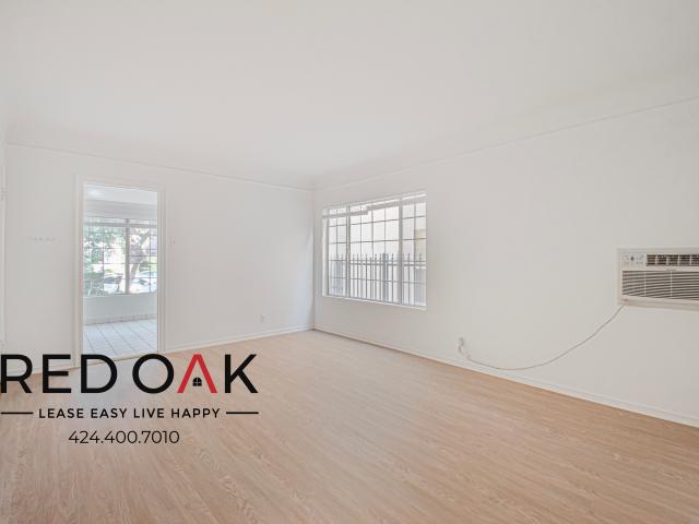 ~1 Month FREE~ Bright and Spacious Studio with Air Conditioning and On Site Laundry ~ In Hancock Park! *Move In Special