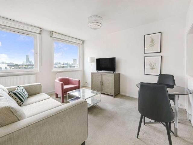 Bright and spacious studio apartment in the heart of Victoria. With a separate kitchen and bathroom plus lovely southerly views