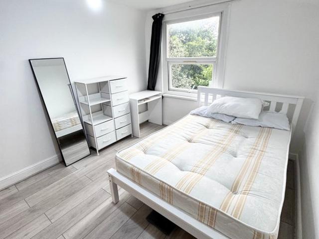 Bright and Spacious Studio Flat Haringey N4