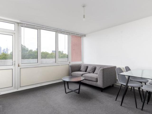 Bright and spacious split level apartment with large balcony close to Waterloo station and excellent local amenities