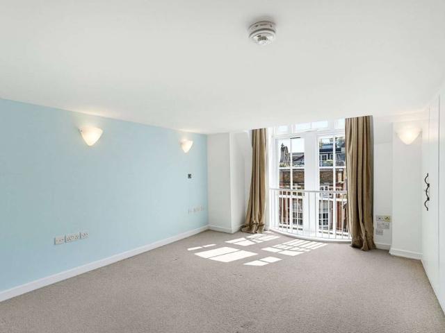 Bright and spacious two bedroom apartment in sought after Victorian Heights