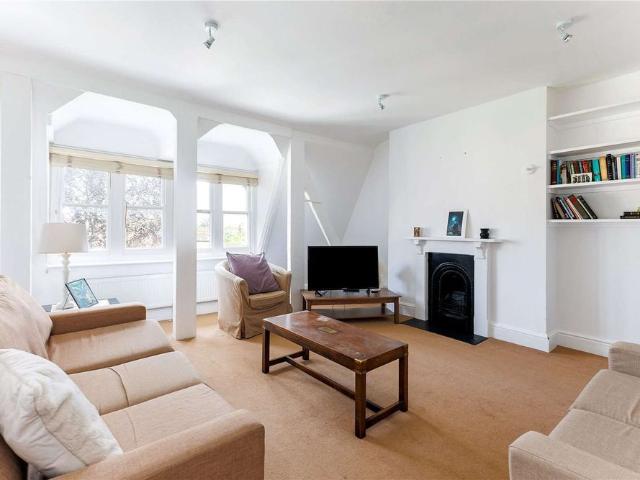 Bright and spacious top floor apartment in prime location