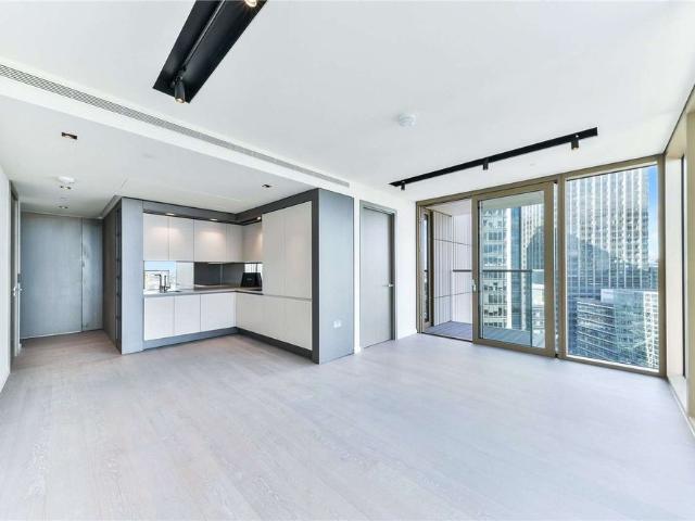 Bright and spacious 1 double bedroom apartment to rent in the heart of Canary Wharf