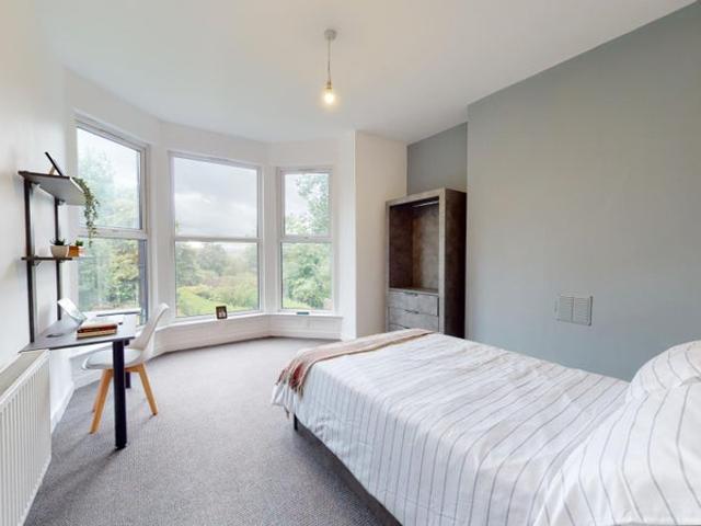 Bright and Spacious 5 Bedroom Flat Available 26/2