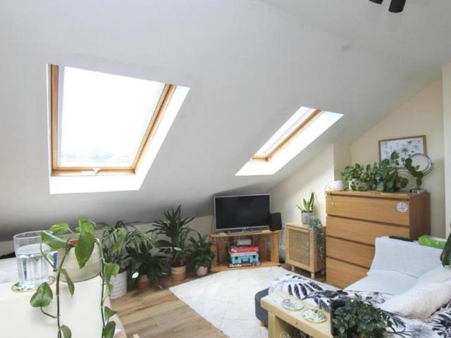 Bright and well presented furnished studio apartment on Filton Avenue, complete with white goods and a shower room – ideal for a single occupant or couple