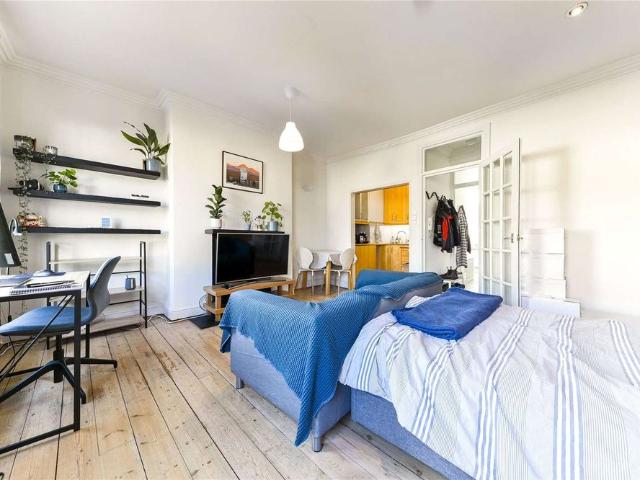Bright and well presented studio apartment in the heart of Primrose Hill Village