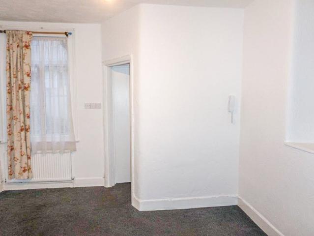 Bright & airy 2 bed flat in Hackney Central E9