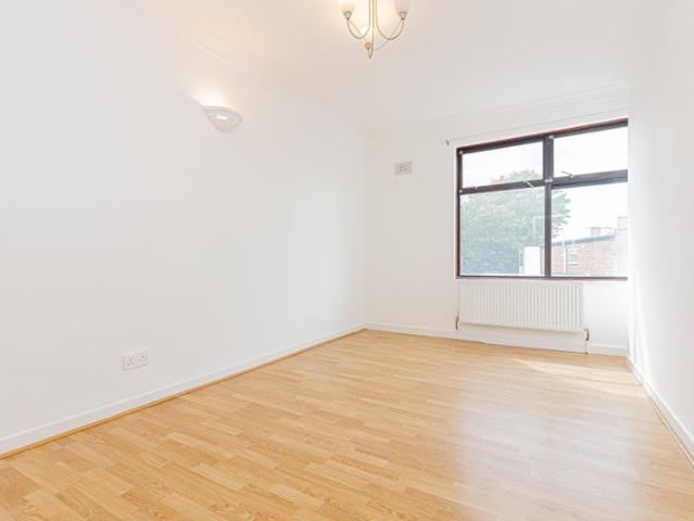 Bright & airy 2 double bed flat in Stoke Newington