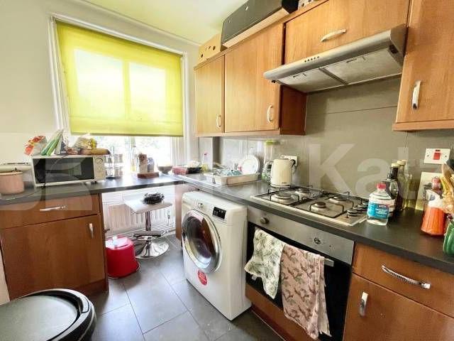 Bright & airy with stunning roof terrace with far reaching views of London