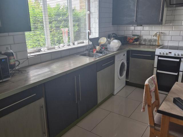 Bright airy room for rent in friendly home