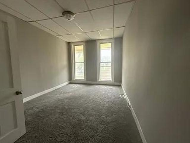 Bright Apartment Near Shops & Transit