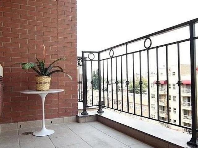 Bright Astoria Studio, Short Term Sublet, N/W/R