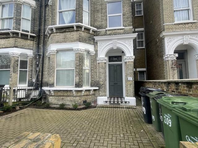 Bright Bedsit in Stockwell Council Tax included