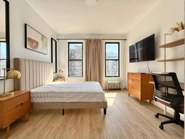 Bright bedroom, with 2 closets and windows #763