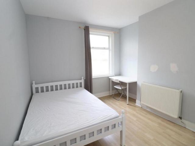 Bright bedroom close to Ladywell Fields Has a Room