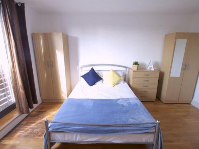 Bright bedroom in 3 bedroom flat in London Has a Room