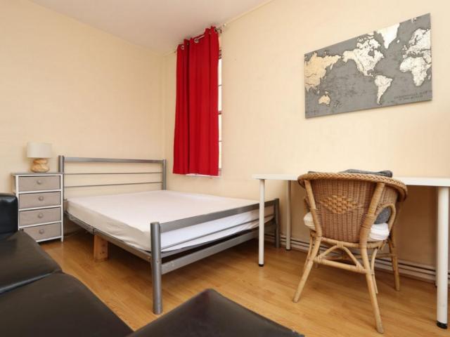 Bright bedroom in a shared flat close to Paradise Park and Emirates Stadium Has a Room