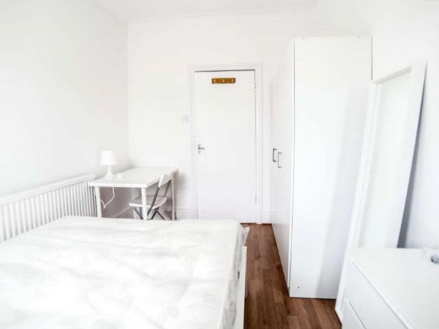 Bright bedroom in Noel Park Has a Room