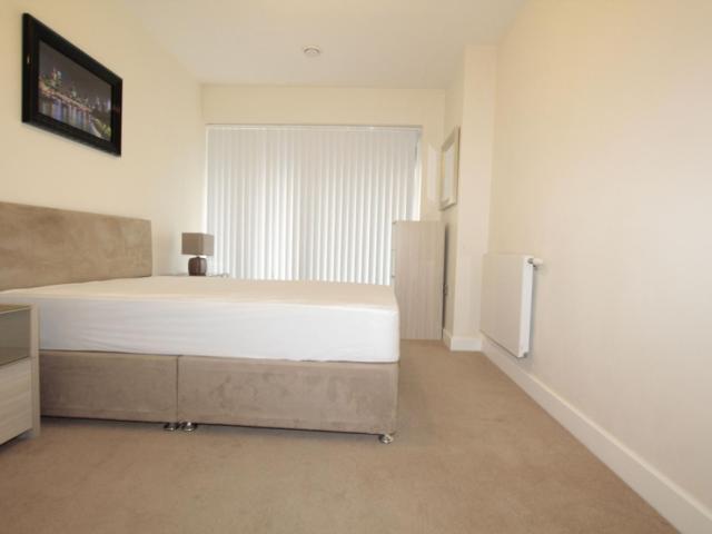 Bright double bedroom close to Charlton Rail station Has a Room