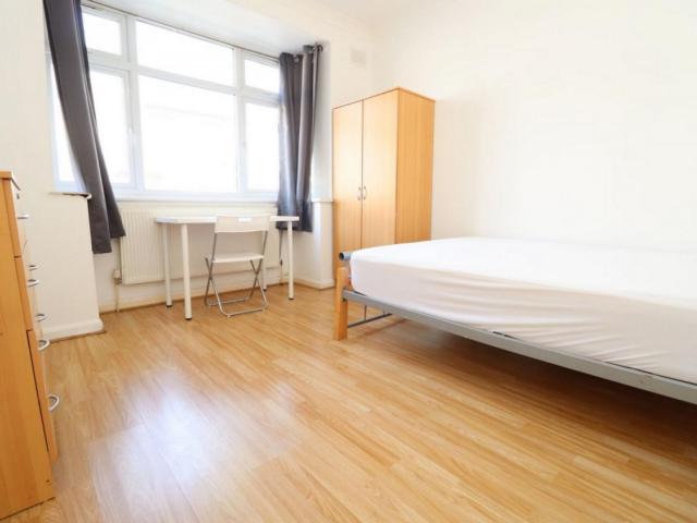 Bright double bedroom close to Westfield Stratford City Has a Room