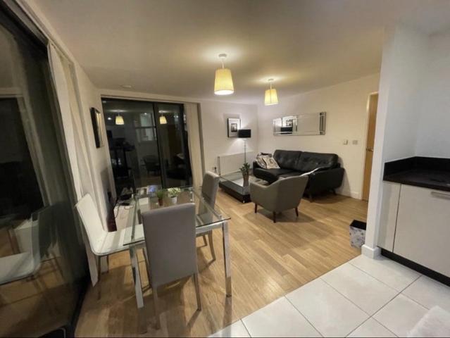 Bright double bedroom and double balcony flat