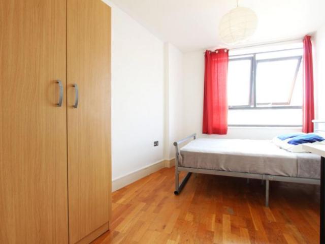 Bright double bedroom in 3 bedroom flat in London Has a Room