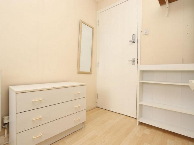 Bright double bedroom in Bow district Has a Room