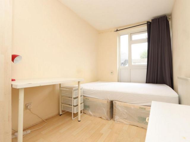 Bright double bedroom in Bow district Has a Room