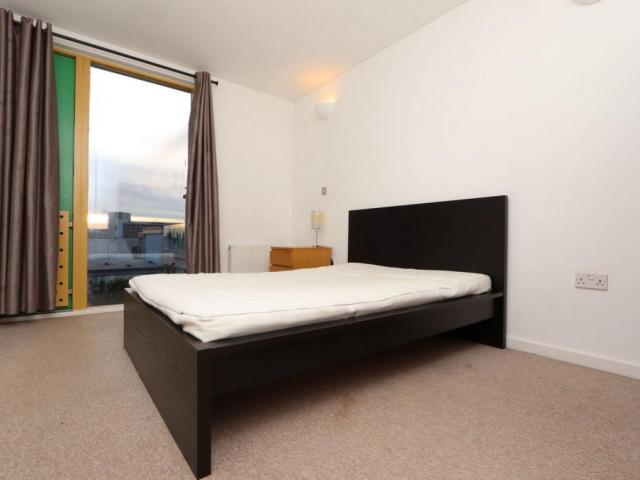 Bright double bedroom in Greenwich Has a Room