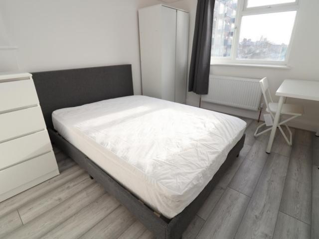 Bright double bedroom in Ealing Has a Room