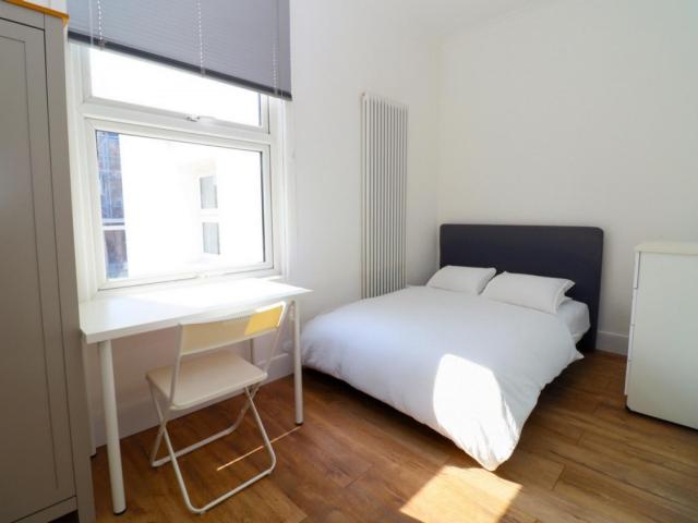 Bright double bedroom in Ealing Has a Room