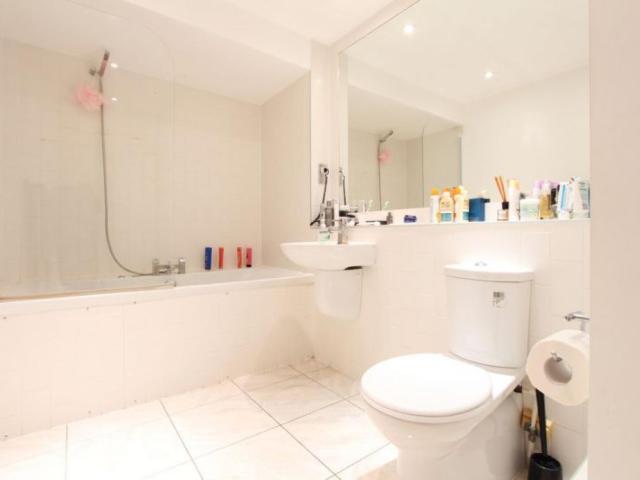 Bright double bedroom in London Has a Room