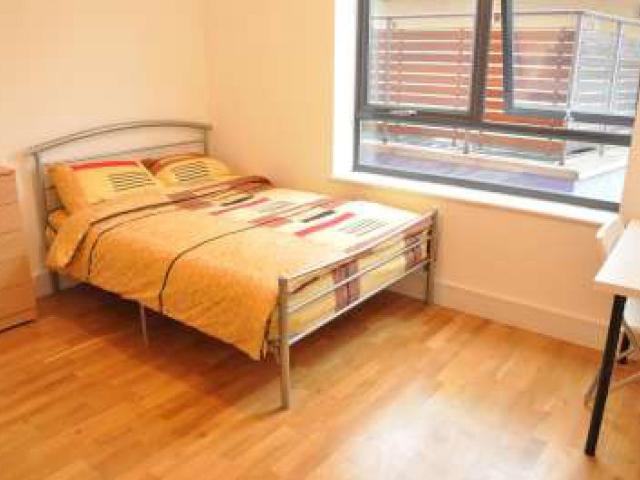 Bright double bedroom in London Has a Room