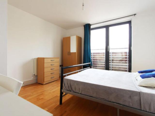 Bright double bedroom in London Has a Room