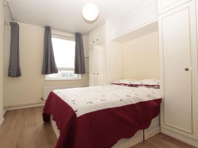 Bright double bedroom in Shadwell Has a Room