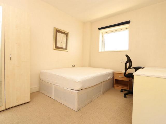 Bright double bedroom not far from London Bridge Rail station Has a Room