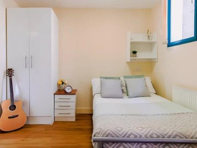 Bright double bedroom not far from The University of Nottingham