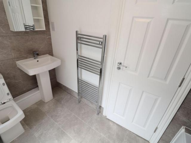 Bright double bedroom not far from Wandle Meadow Nature Park Has a Room