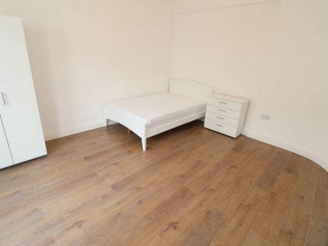 Bright double bedroom not far from Wandle Meadow Nature Park Has a Room