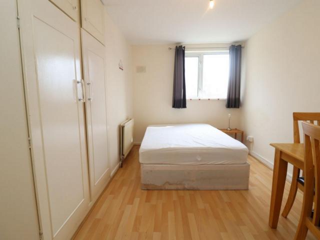 Bright double bedroom next to Victoria Park Has a Room