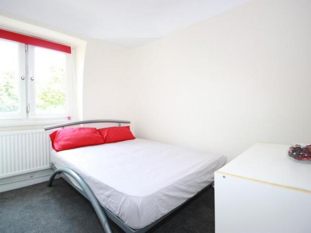 Bright double bedroom near the Wandsworth Road train station Has a Room