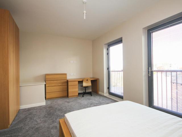 Bright double bedroom near the University of Sheffield Has a Room