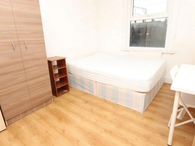 Bright double bedroom near Bethnal Green Gardens Has a Room